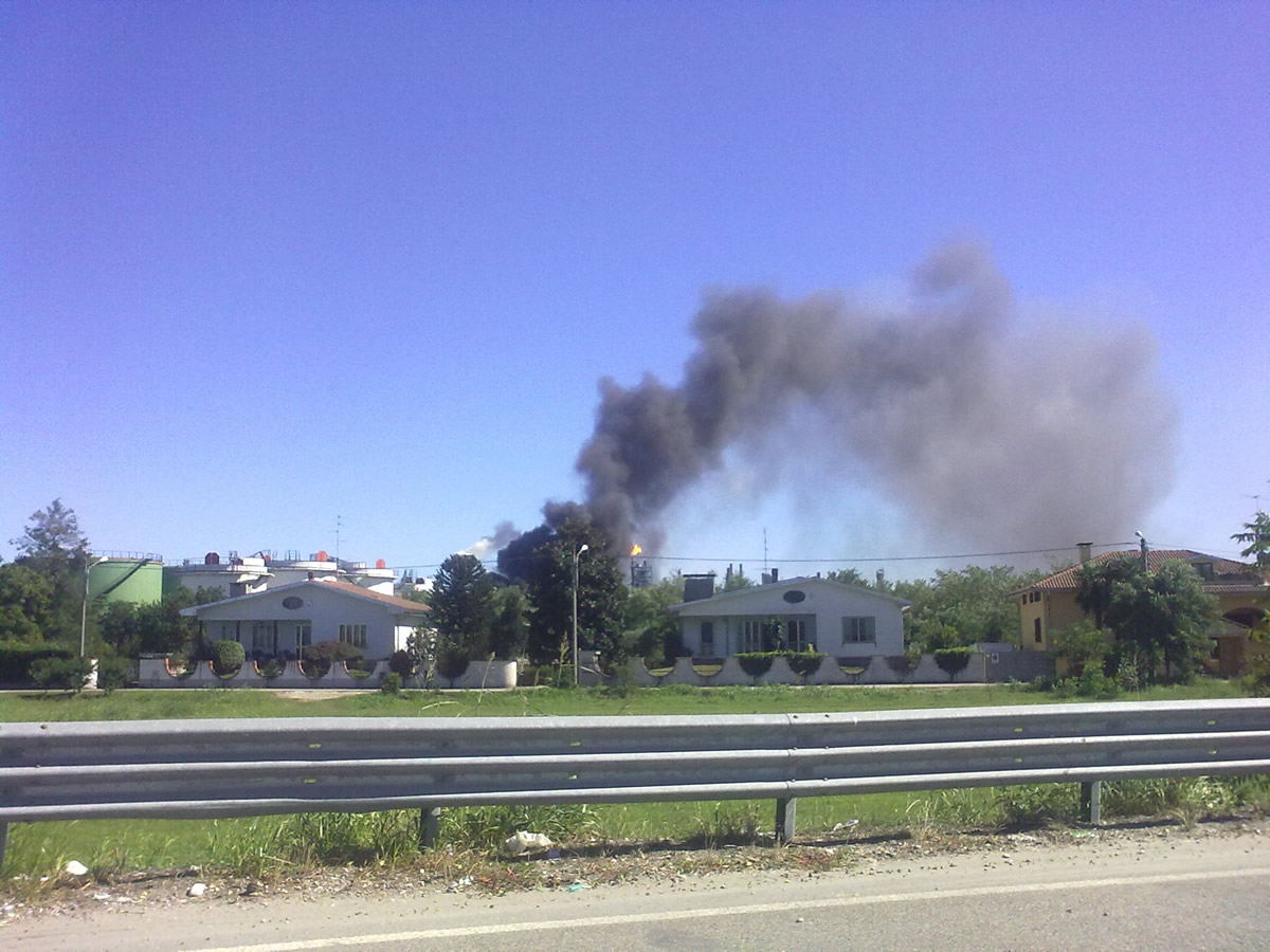 Trecate, incendio in raffineria Sarpom | Staffetta Quotidiana